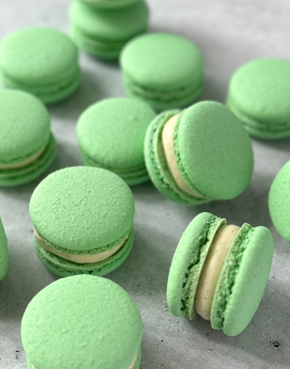 Macaron filled with Dulcey ganache and salted caramel - docmacaron.com